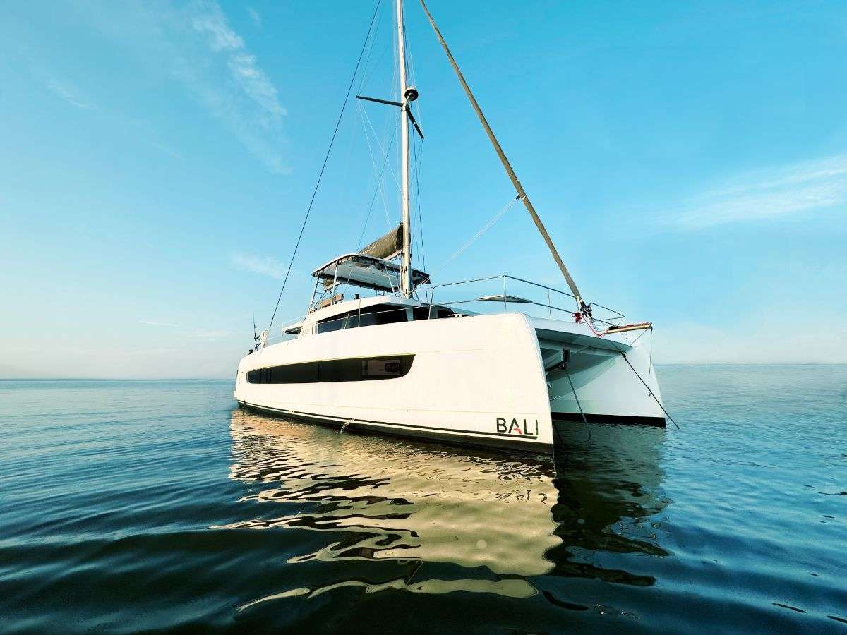 Yacht: APRICITY - Photo Tour