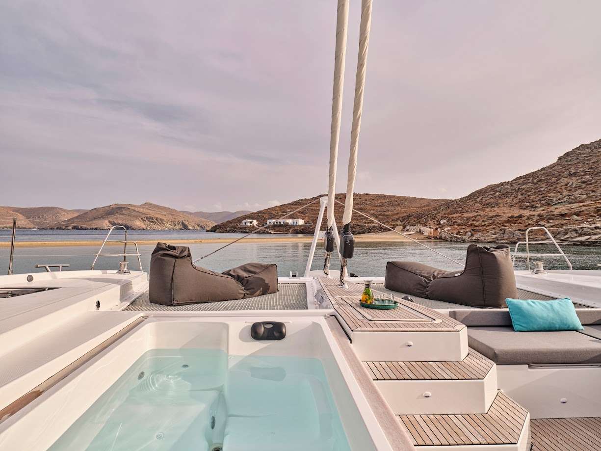 Yacht: DOLLY - Photo Tour